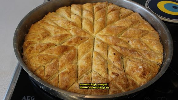 DÜNYANIN EN KOLAY BAKLAVASI; OKLAVA KULLANMADAN SADECE 4 BEZE ILE ... DÜNYANIN EN KOLAY BAKLAVASI; OKLAVA KULLANMADAN SADECE 4 BEZE ILE ...