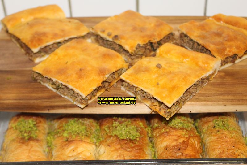 Malatya Usulü Kiymali Kömbe, el acmasi Kiymali tepsi böregi tarifi ...