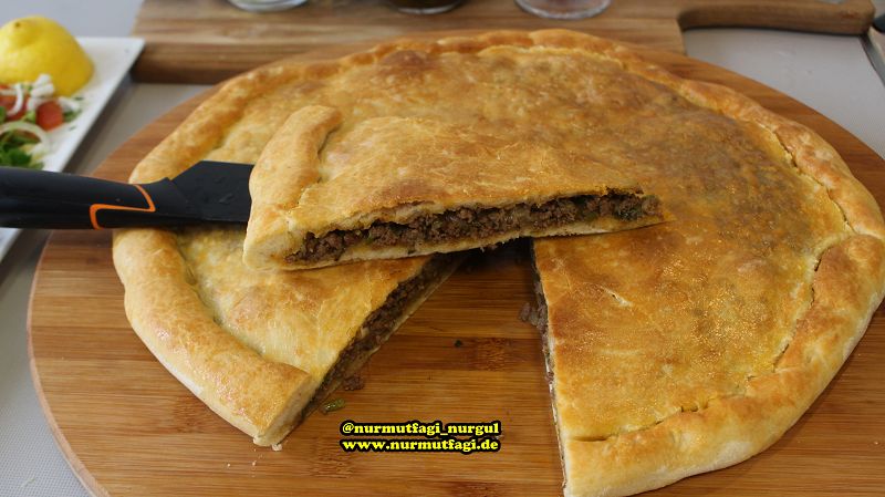 Malatya Usulü Kiymali Kömbe, el acmasi Kiymali tepsi böregi tarifi ...