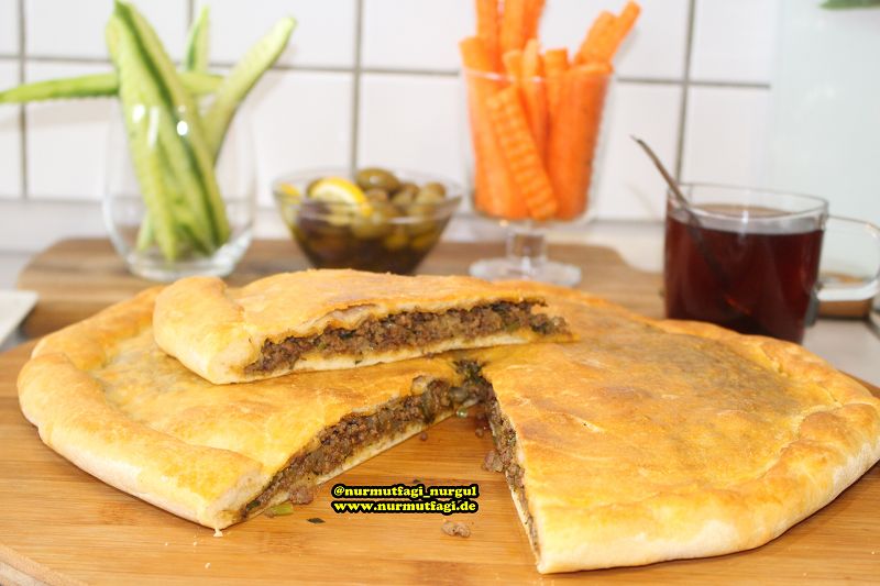 Malatya Usulü Kiymali Kömbe, el acmasi Kiymali tepsi böregi tarifi ...