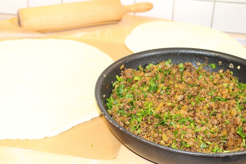 Malatya Usulü Kiymali Kömbe, el acmasi Kiymali tepsi böregi tarifi ...