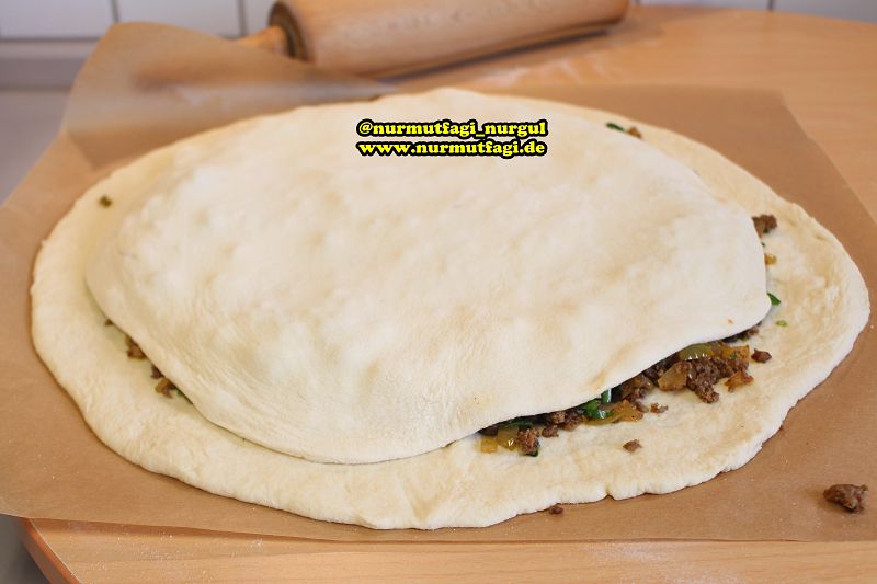 Malatya Usulü Kiymali Kömbe, el acmasi Kiymali tepsi böregi tarifi ...