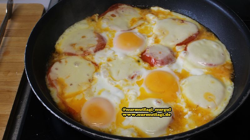 AZ MALZEME ILE SAHANE BIR KAHVALTILIK DOMATES DILIMLI PEYNIRLI YUMURTA ...