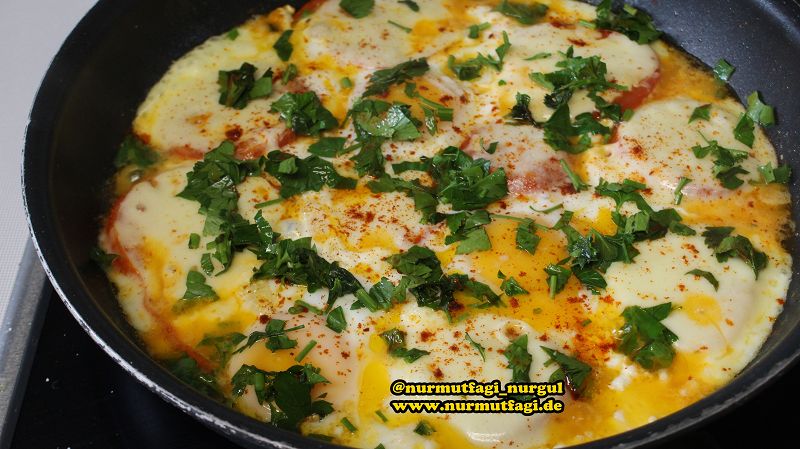 AZ MALZEME ILE SAHANE BIR KAHVALTILIK DOMATES DILIMLI PEYNIRLI YUMURTA ...