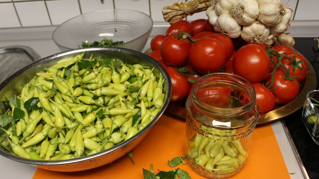 aci süs biber tursusu, cin biber tursu tarifi, domates soslu cin biber ...